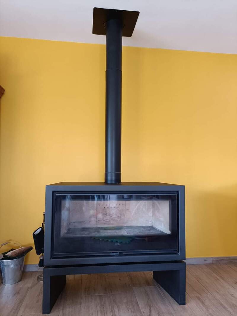 Installation d'un poêle à bois horizontal avec banc Perpignan | FLAM ...